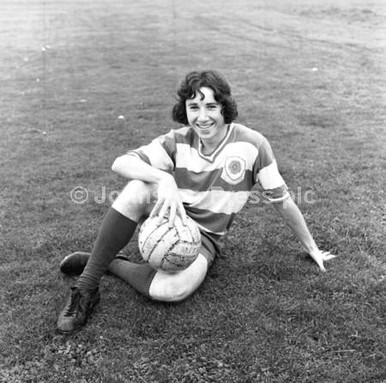 20234876-Bobby Smith signs to Hibs football club in October 1970 ...