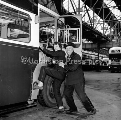 20235149-Father and daughter Mr A Mitchell and Mrs N Hunter, both bus ...