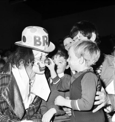 20235273-Little Patrick Golding meets one of the clowns at Kelvin Hall ...