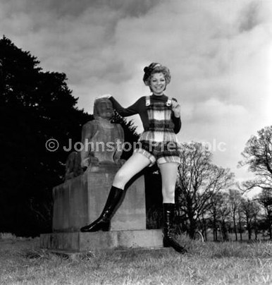 20235645-Ray Reid models a tartan golfing outfit in February 1971 ...