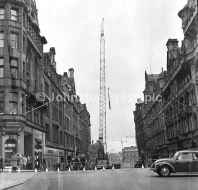 20236020-North Bridge in Edinburgh is closed to traffic when a crane ...
