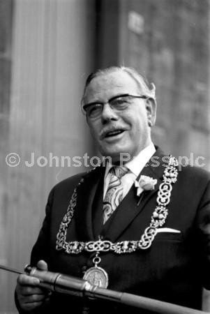 20236106-Lord Provost of Glasgow Sir Donald Liddle prepares to light ...