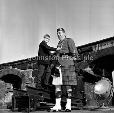 20236249-The tallest pipe major in the British Army, Pipe Major James ...