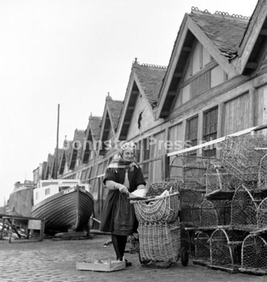 20236260-Newhaven fishwife Elizabeth Millar Betty Millar in October ...