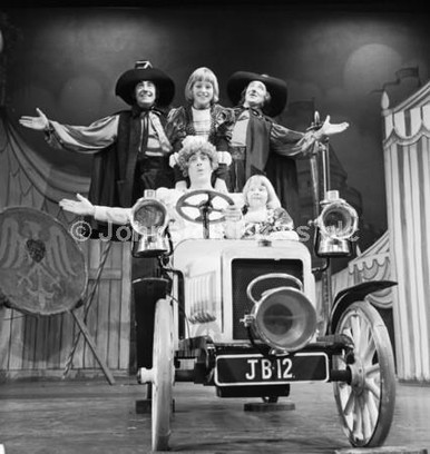 20240318-Scottish entertainer Johnny Beattie and other cast members in ...