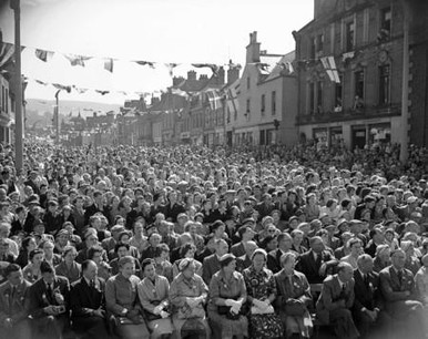 19998099-Peebles Beltane Festival - Large crowd watches crowning in the ...