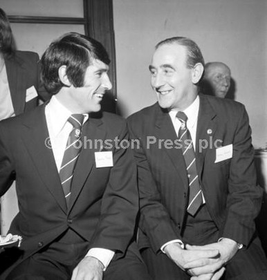 20240440-Hearts footballer Donald Ford left chats to former player and ...