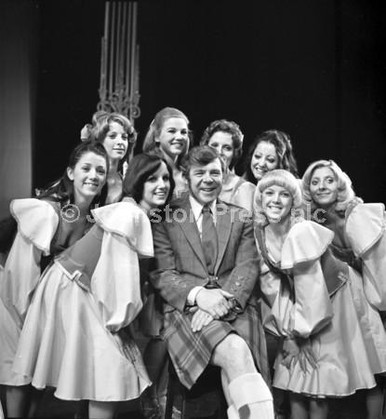 20240542-Scottish entertainer Andy Stewart with the girls of the Scotch ...