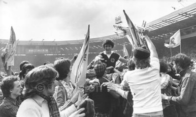 19919040-SCOTLAND VERSUS ENGLAND WEMBLEY 1977. SCOTS SKIPPER, CAPTAIN ...