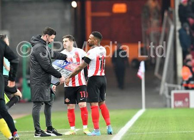 39372198-Lynden Gooch and Jermain Defoe wait to come on. Safc 3-1 Ftfc ...