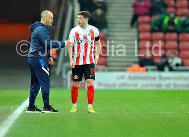 39372598-Alex Neil gives instructions to Lynden Gooch. . Safc 3-1 Ftfc ...