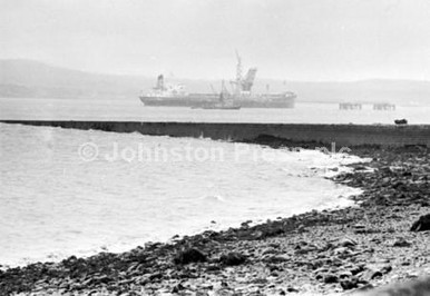 20242014-The British Commerce oil tanker picks up the first cargo of ...