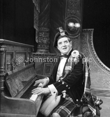 20242213-Scottish entertainer Jimmy Logan at the piano in his one-man ...
