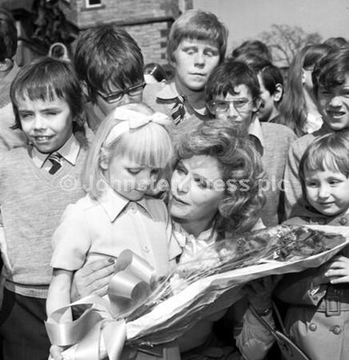 20242214-American actress Lee Remick presented a new ambulance to the ...