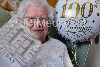 39388589-Mary Reeves celebrates her 100th birthday. - National World ...