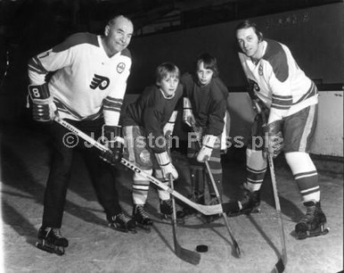 20242914-LOVELL FAMILY at Murrayfield Ice Rink L father LES, twins ...
