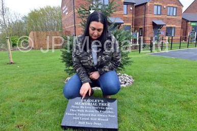 39433197-Gemma Lowery unveils the Bradley Memorial Tree at Hardwicke ...