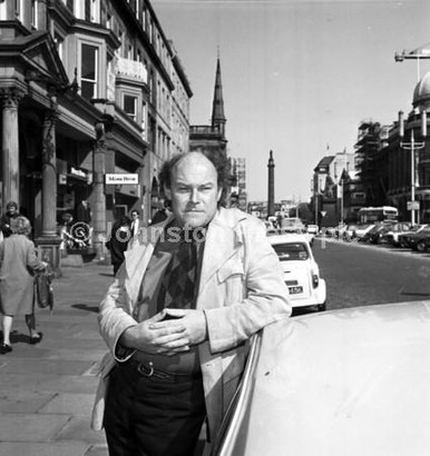 20243659-Actor Timothy West in George Street during the Edinburgh ...