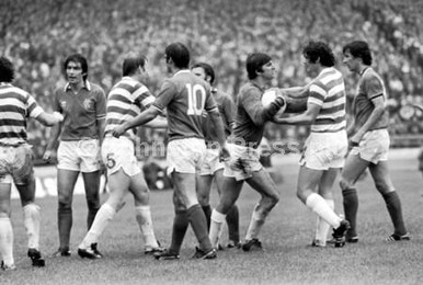 20244581-Celtic goalkeeper Peter Latchford with ball restrains team ...