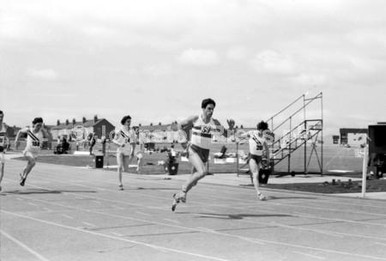 20326189-Scottish athlete Allan Wells running the 100m at the Scottish ...