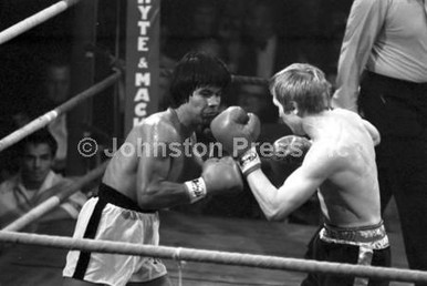 20327327-Jim Watt fights Robert Vasquez in the World Lightweight Boxing ...