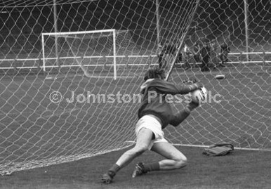 20327774-Goalkeeper Alan Rough during a Scotland international team ...