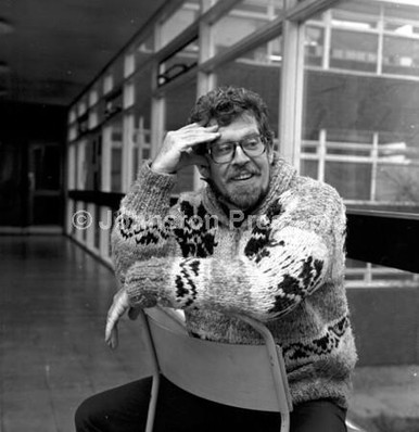 22560151-Artist and entertainer Rolf Harris came to Davidson s Mains ...