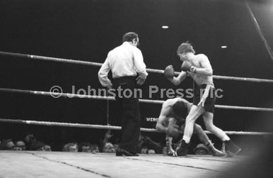 22560494-Jim Watt fighting Charlie Nash for the World Lightweight ...
