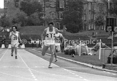22561399-Athlete Allan Wells no 1 crosses the fininshing line to win ...
