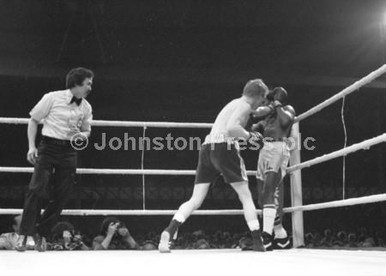 22561409-Winner Jim Watt throws a punch at Howard Davis in Glasgow ...