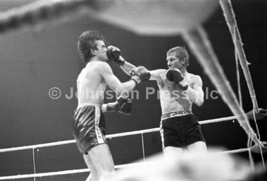 22562096-Scottish boxer Jim Watt lands a right jab on his opponent ...