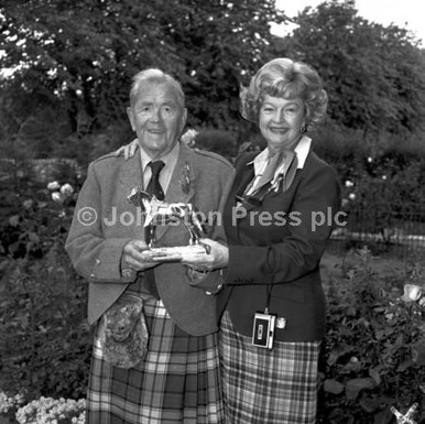 22577677-Dale Evans, wife of film star Roy Rogers, receives a stauette ...