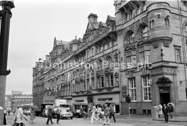 22577719-Exterior of Arnotts department store on North Bridge Edinburgh ...