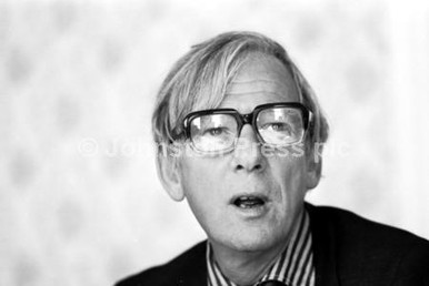 22577765-Peter Shore MP at a Labour party solidarity meeting in the ...
