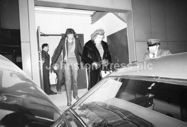 22619505-American singer Barry Manilow arrives in Edinburgh with his ...