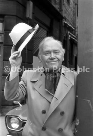 22619773-TV and film actor and comedian Charlie Drake holds a photo ...