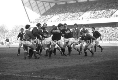 22621954-Scotland s Ian Milne with ball takes on the Welsh defence ...