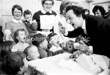 20364463-Entertainer Ken Dodd gives sugar lumps to children as part of ...