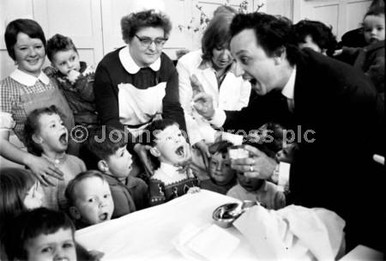 20364464-Entertainer Ken Dodd gives sugar lumps to children as part of ...