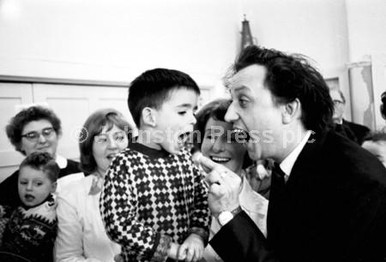 20364466-Entertainer Ken Dodd gives sugar lumps to children as part of ...