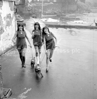 20364602-The Karlin Triplets who are appearing at the Kings Theatre go ...