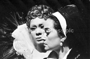 20364799-Shirley Verret Elizabeth with Leyla Gencer Mary Stuart in ...