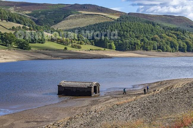 39574881-27 September 2022. . . . . The remains of the submerged ...