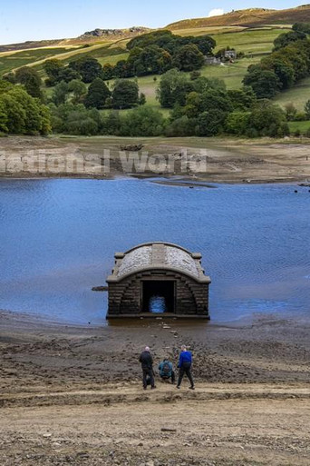 39574885-27 September 2022. . . . . The remains of the submerged ...