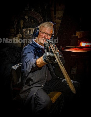 39574913-27 September 2022. . . . . Swordsmith Peter Hopkinson at J ...
