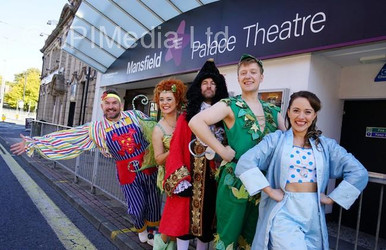 39587465-Mansfield panto press launch at the Palace theatre. Cast of ...