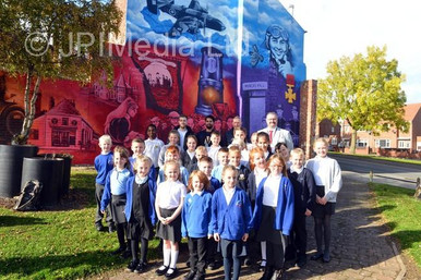39588403-Ryhope school children at the new mural to commemorate the ...