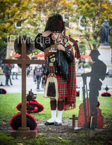39596939-PIC LISA FERGUSON 25 10 2022 PIPE SERGEANT MARK MACRAE SCOTS ...