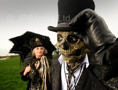 39599520-Whitby Goth Festival. Dominic Barron and his wife Cheryl from ...