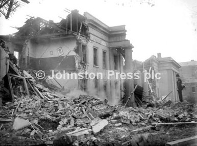 29847289-SECOND WORLD WAR BOMB DAMAGE, HULL Note policeman right ...